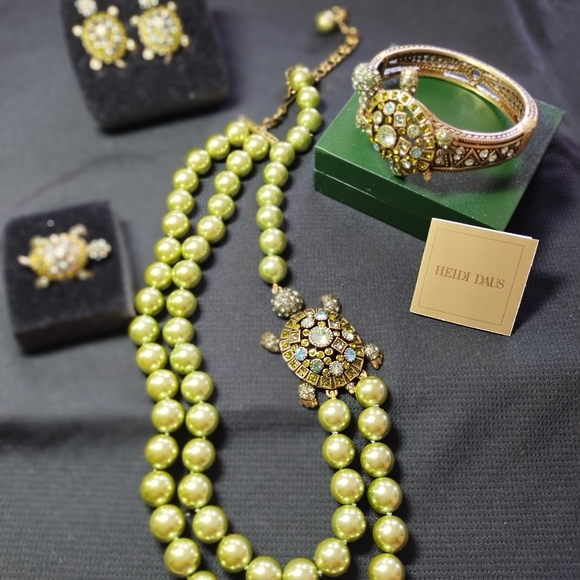 Heidi Daus | Jewelry | Heidi Daus Jewelry Turtle Set Pistachio Colored ...